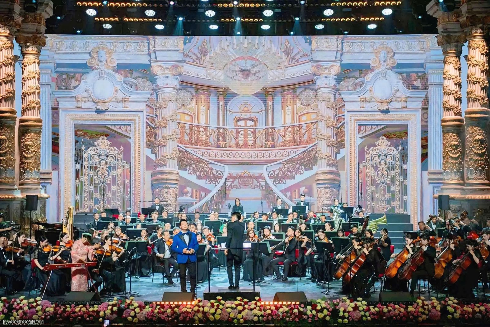 NSND Quốc Hưng hát "Việt Nam Quê Hương Tôi" cùng dàn nhạc giao hưởng Hà Nội và Kazakhstan